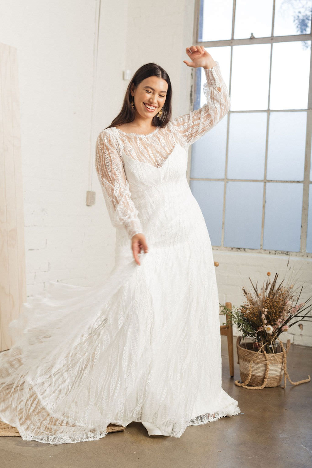 Daisy Brides - Taylor Curve Gown - PaperswanBride